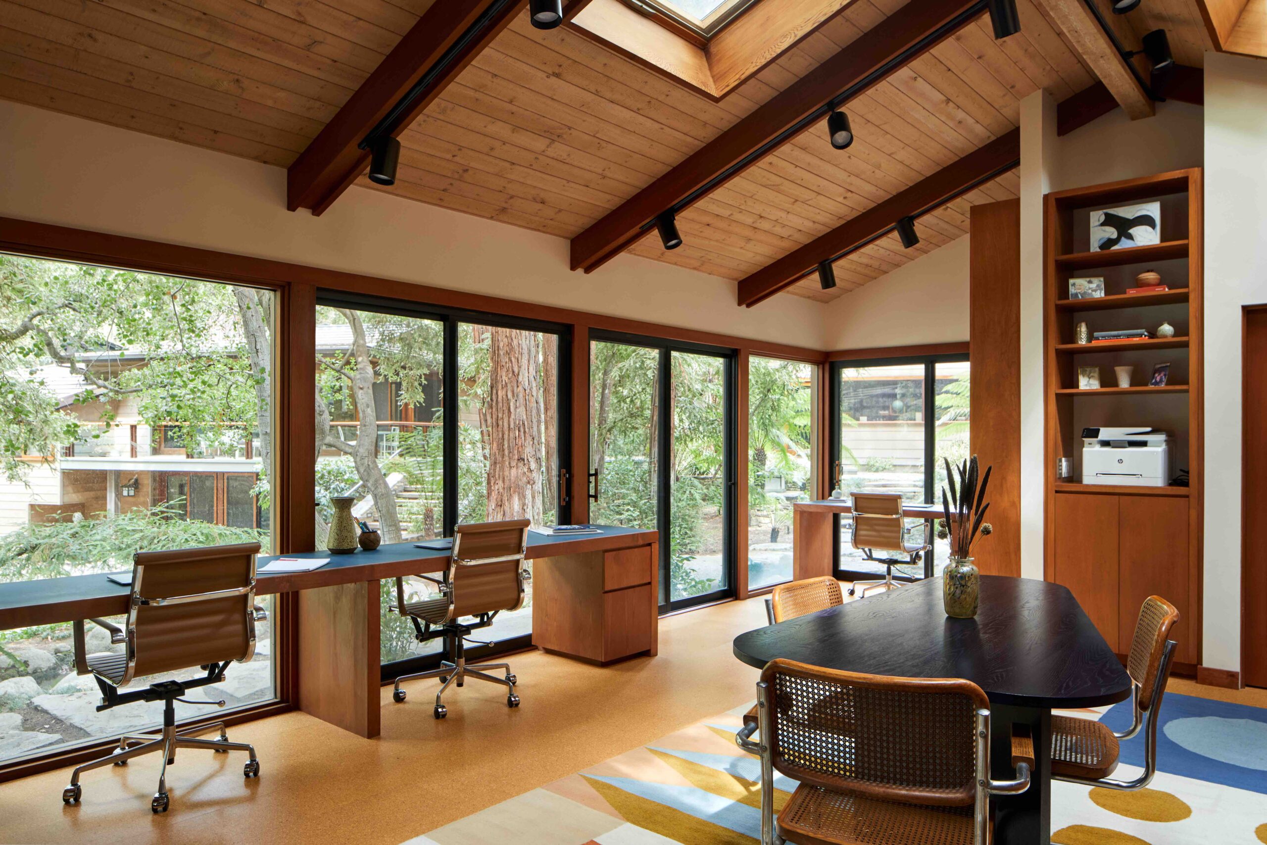 A former artist’s studio is transformed into an intimate office space - OnOffice | Design at Work